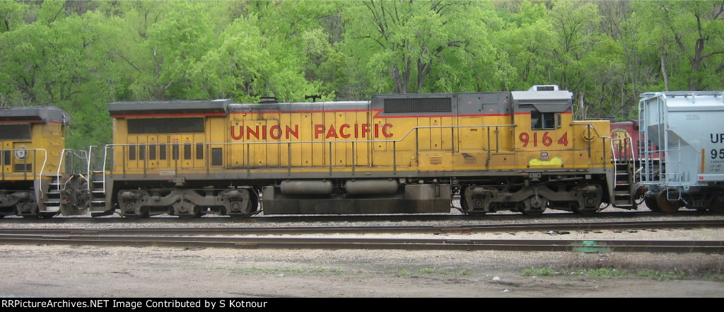 Two Union Pacific Dash 8s leaving St Paul Daytons Bluff UP Belt yard in April 2012